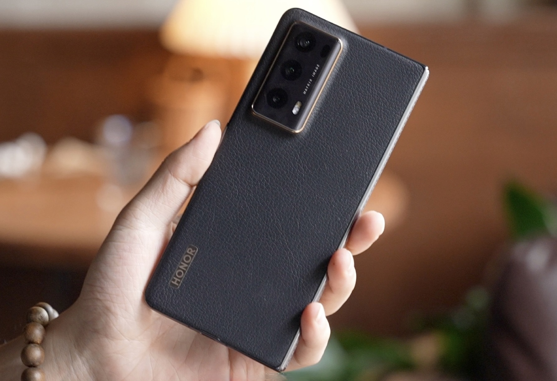 Experience flipping beyond imagination! These two folding screen phones ...