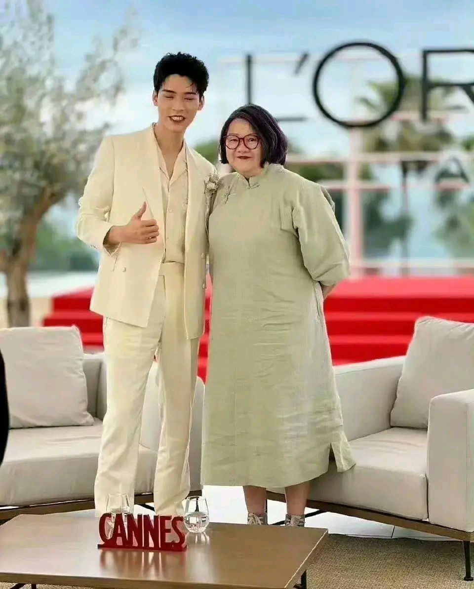 Will Hong Huang and Gong Jun shake hands and make peace? - iNEWS