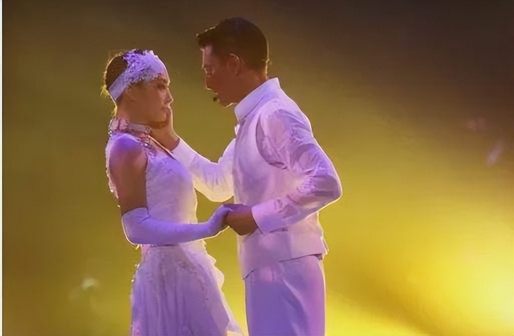 The mysterious woman behind Andy Lau is not Zhu Wenqian, but Lai Wenhui ...