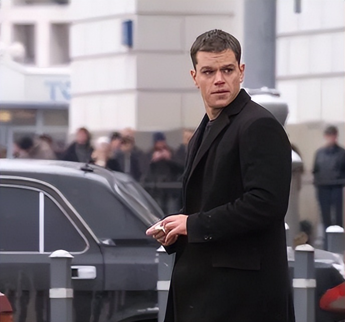 Real-time shooting and real-time action scenes reveal the fiction and ...