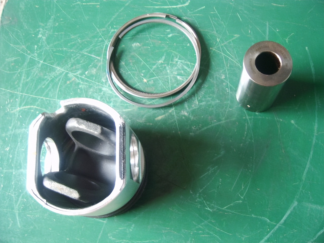 The engine oil deteriorated and turned black, and the piston ring was ...