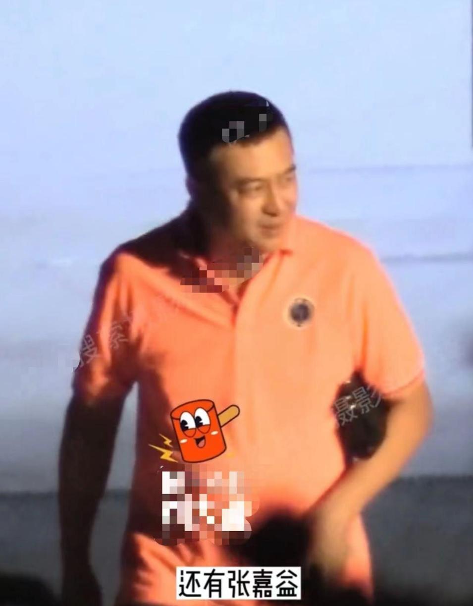 Feng Xiaogang had a late-night tryst with a bewitching beauty, wearing ...