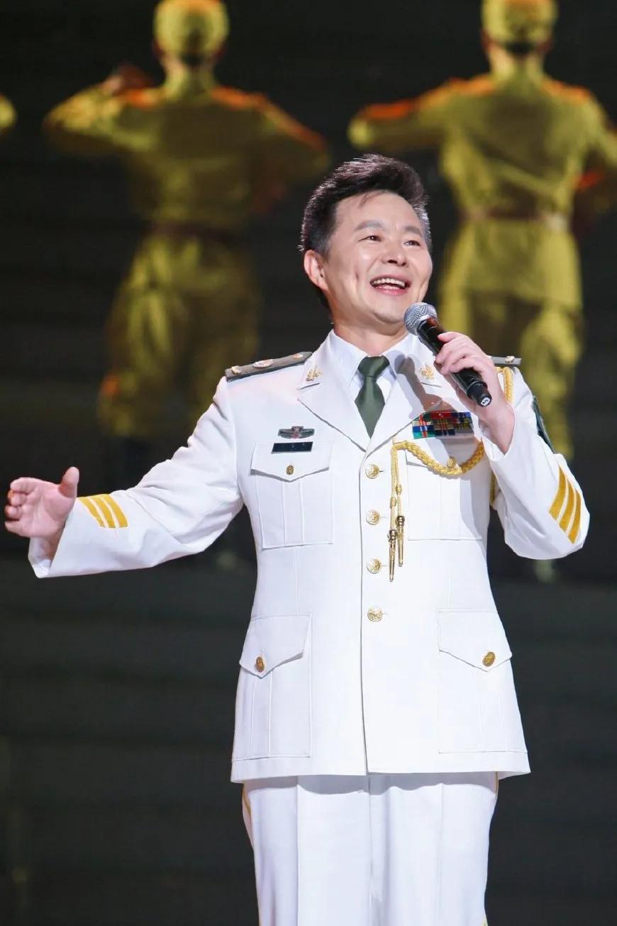 "Singing in the West", Wang Hongwei became famous in one fell swoop. A clumsy toddler on the ...