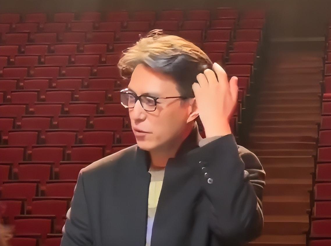 Jin Dong appeared in the theater to watch the show in a low-key manner ...