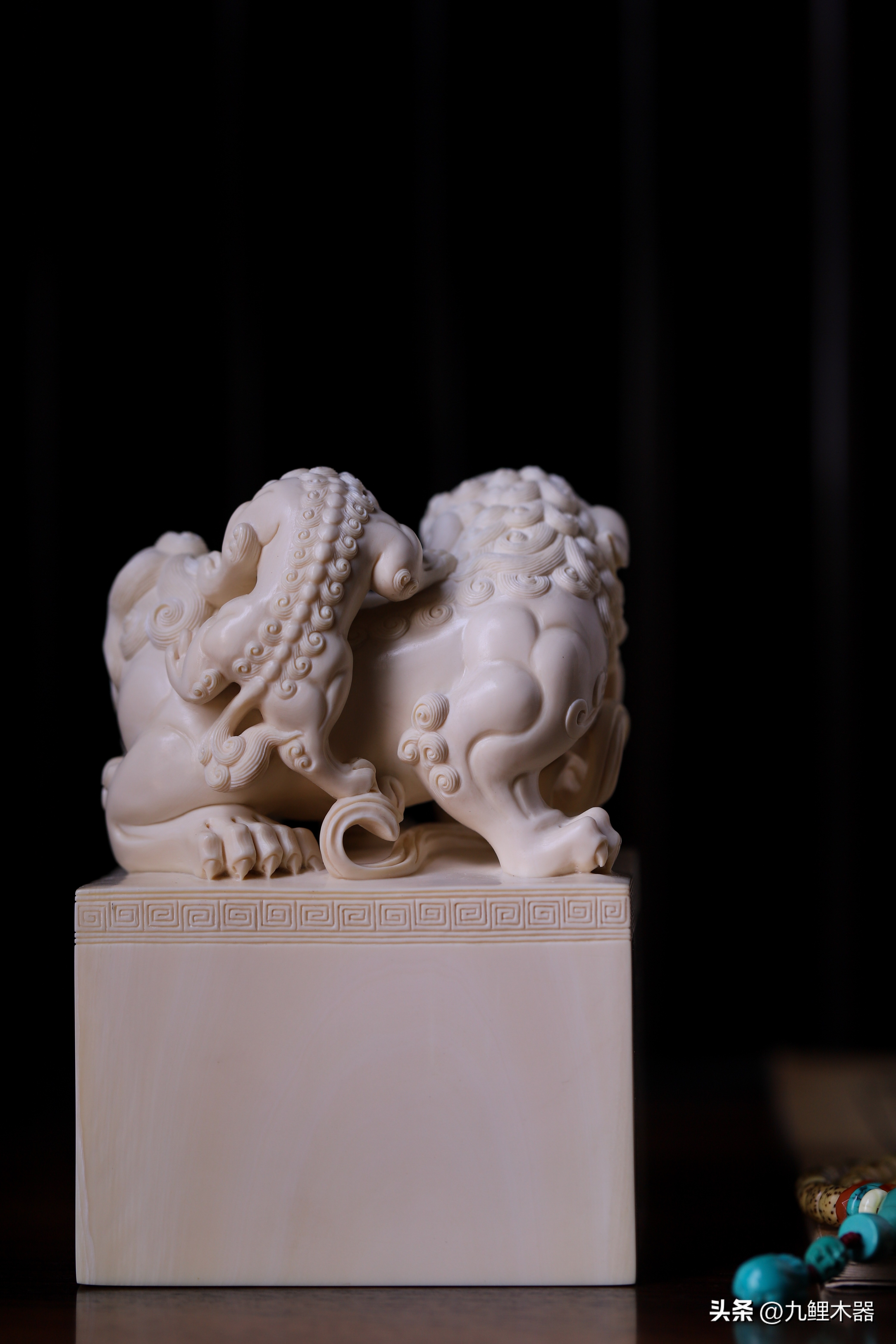 Three Lions Celebration Seal - iNEWS