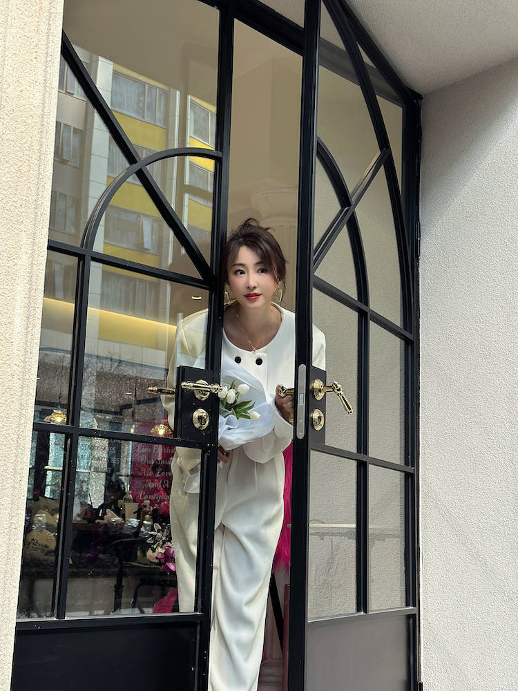 Actor Lin Jing is full of vigor on the street in the street - iNEWS