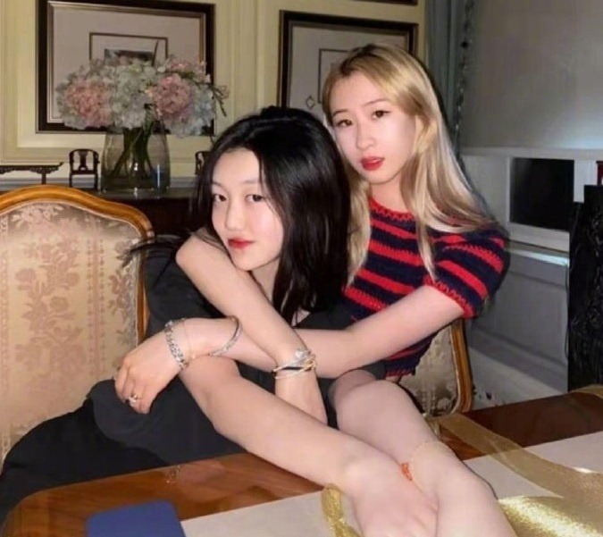 Li Yan and her best friend on vacation at the beach: the young girls ...