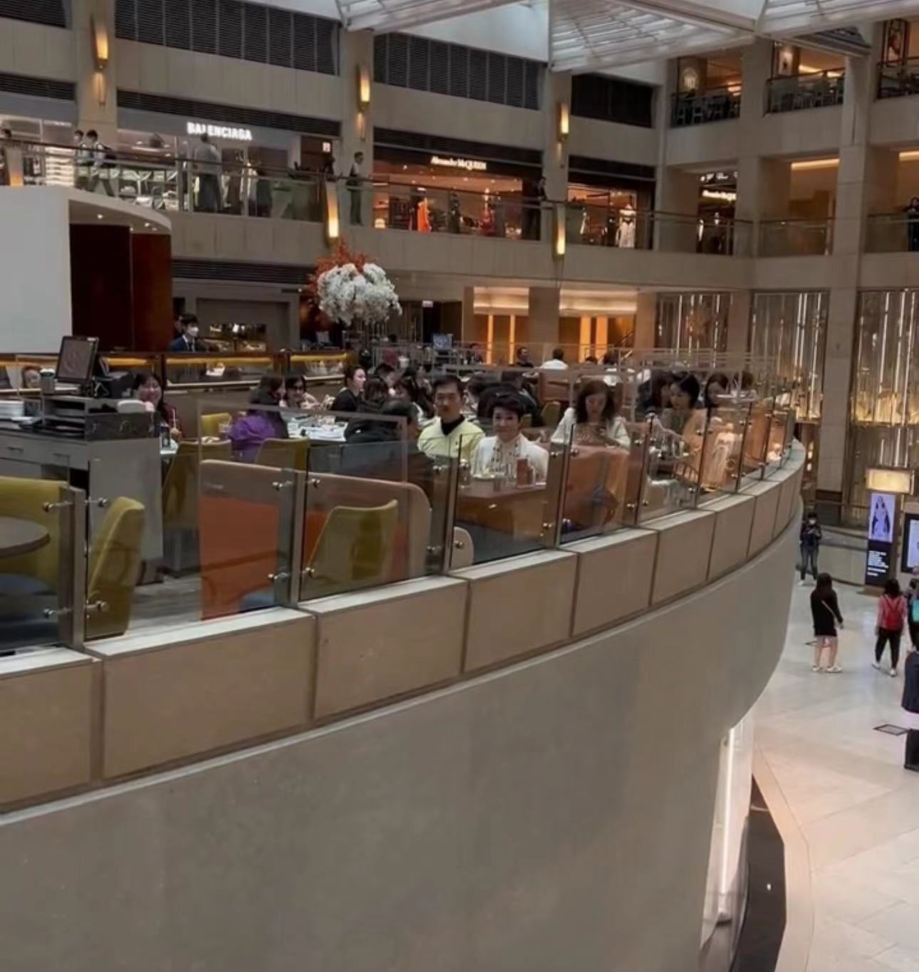 Deborah's charm still exists, she has a dinner with her 11-year-old ...