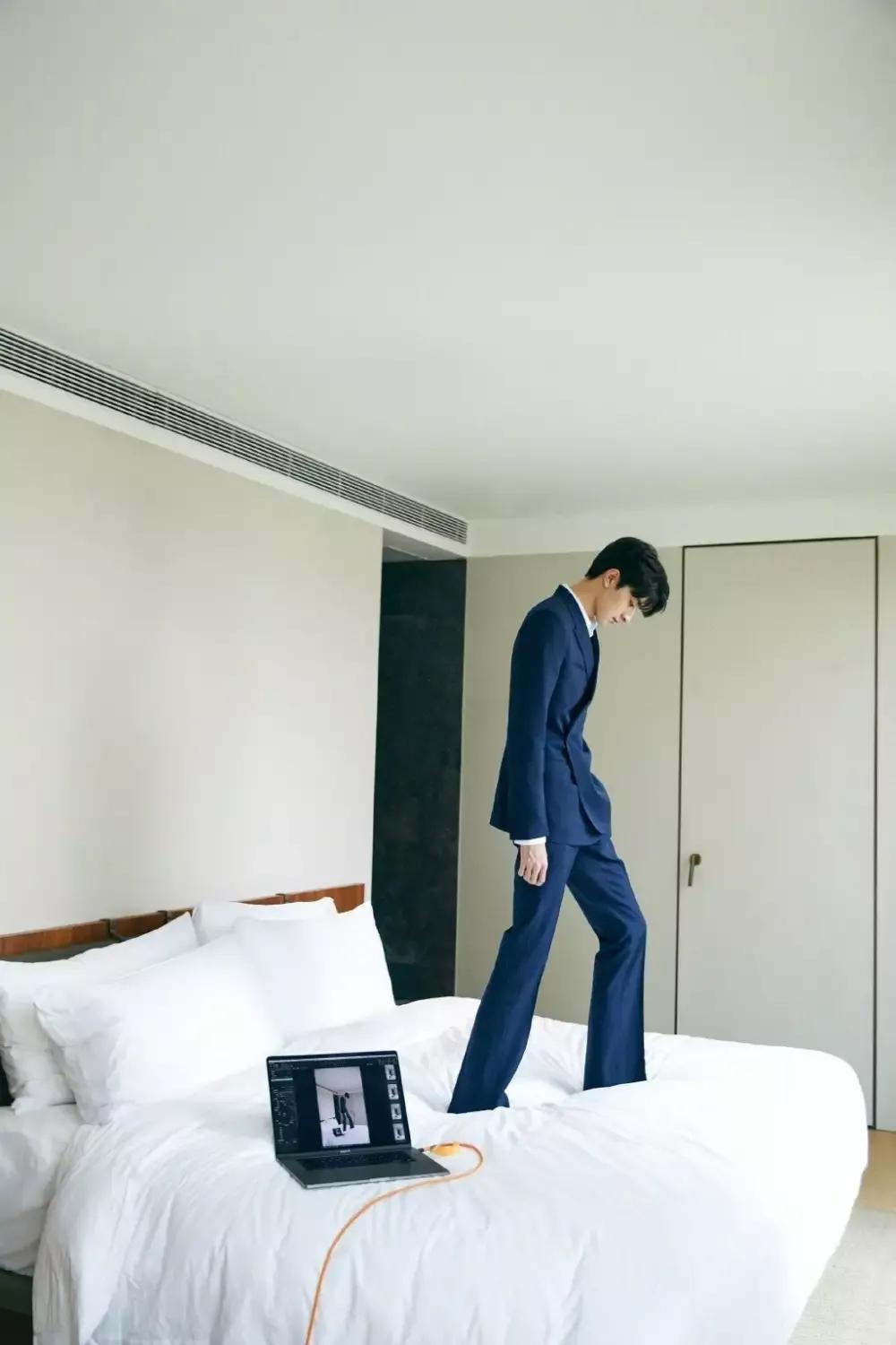 Campus male god Lin Yi's dark blue suit is cool and handsome - iNEWS