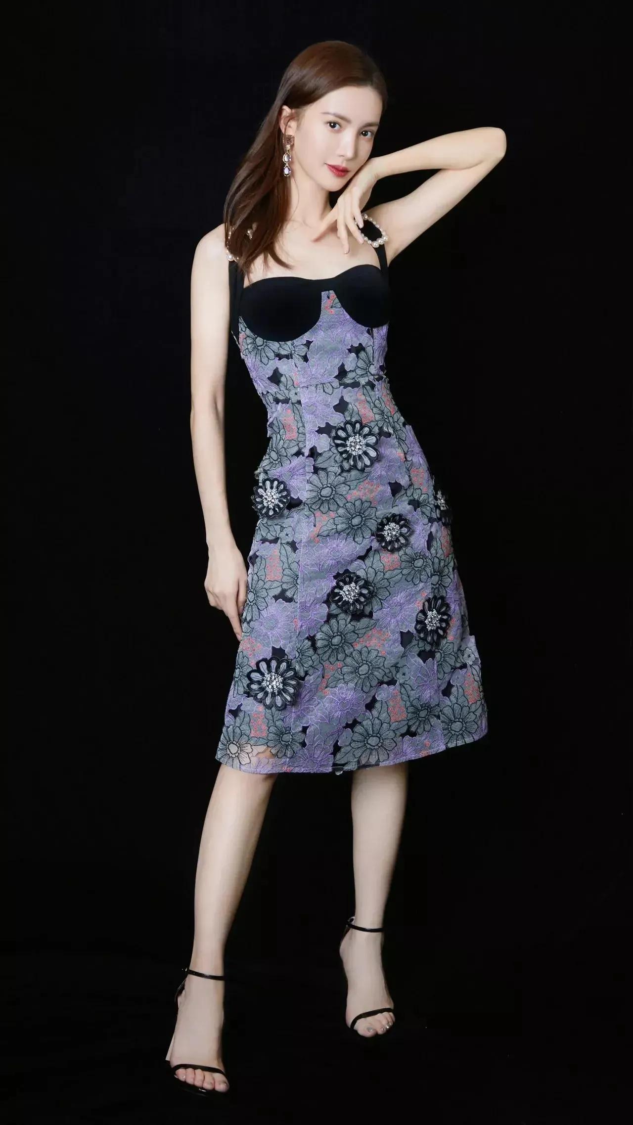 Jin Chen's long legs are charming and enchanting - iNEWS