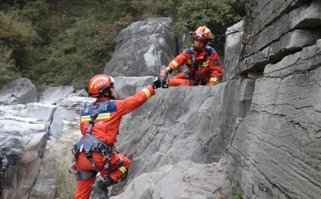 High-altitude rescue extreme challenge: Jincheng detachment uses swords ...