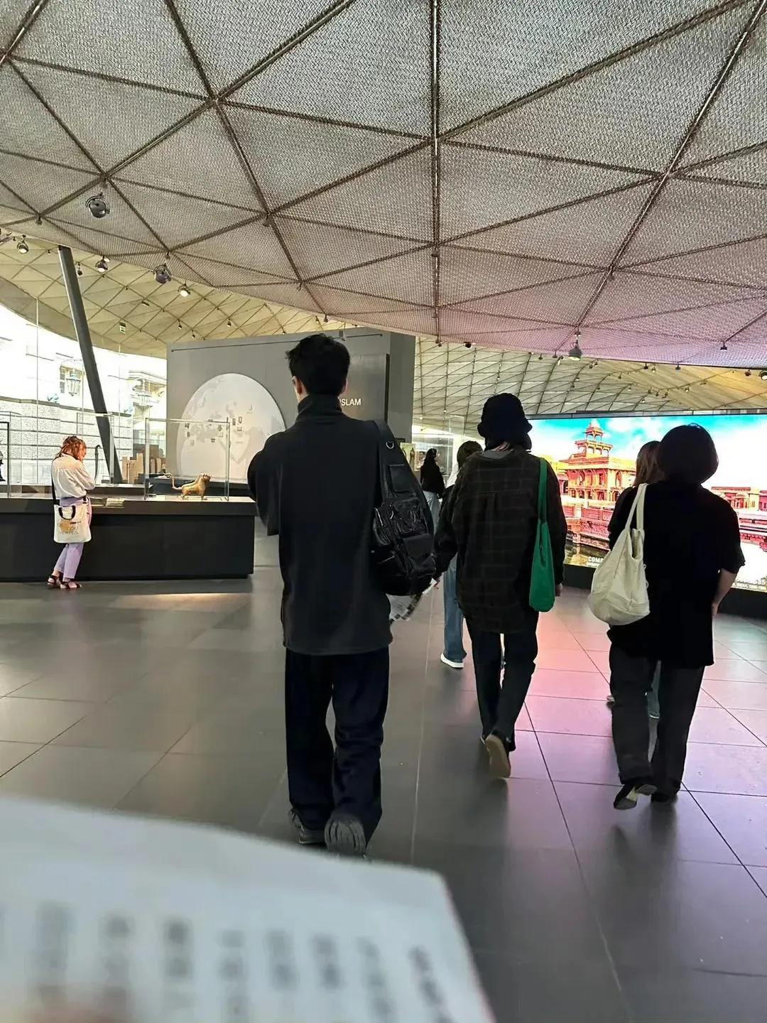 Netizens met Liu Haoran by chance at the Louvre Museum. His private ...