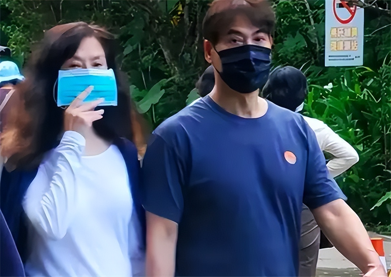 A recent photo of 59-year-old Wanjun Yu Xiaofan, her husband is tall ...