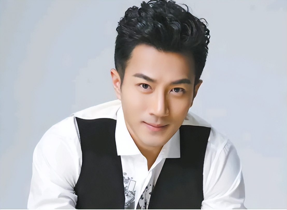 48-year-old Hawick Lau was photographed on a date!Smiles can't hide ...