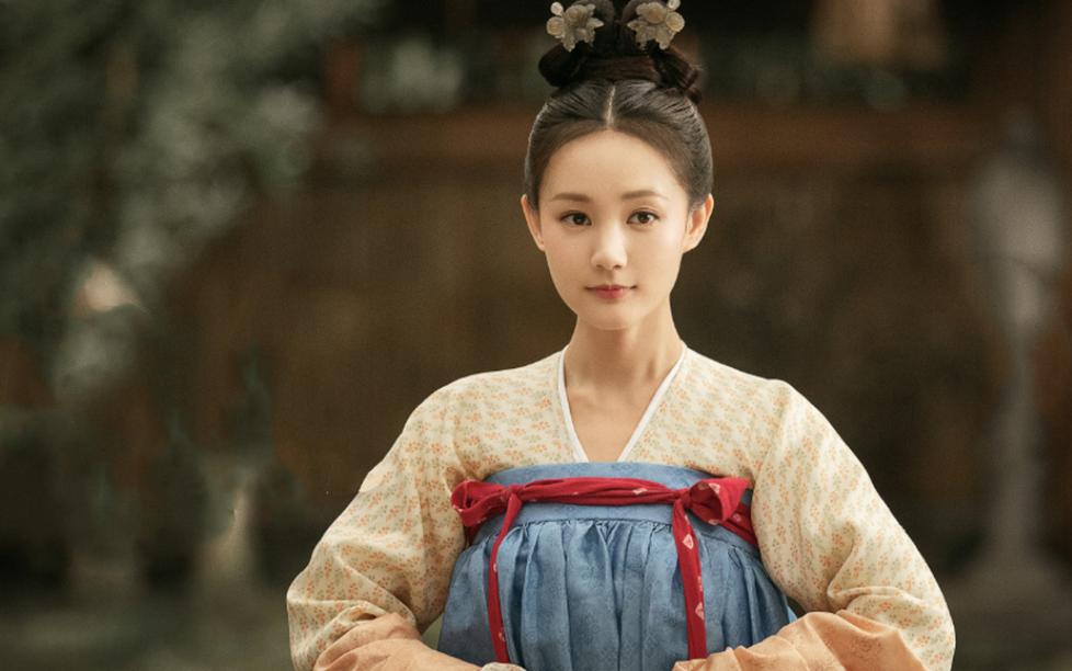 Li Yitong took off his shoes and bare feet on the plane and caused ...