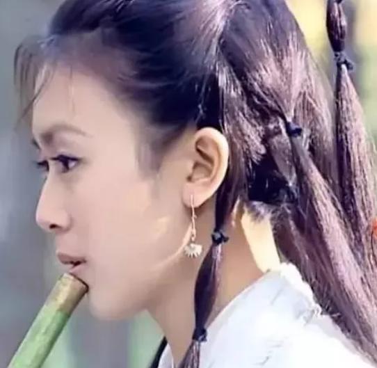 "Beauty with flute and musical instrument" in costume drama: Gillian is ...