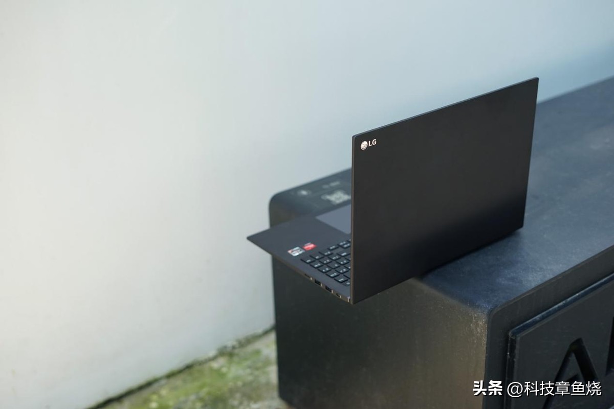 LG Ultra PC Notebook Experience: Quiet, Elegance - iNEWS