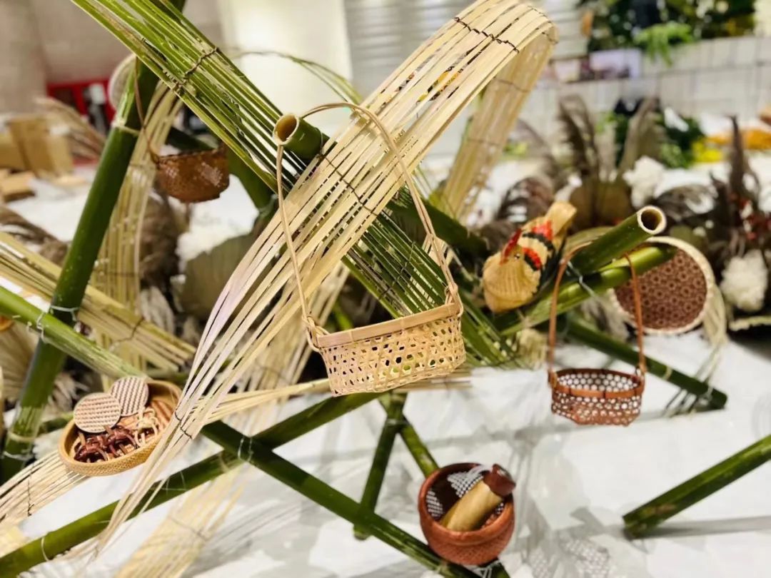 The green and proud bamboo turns into softness around the fingers - iNEWS