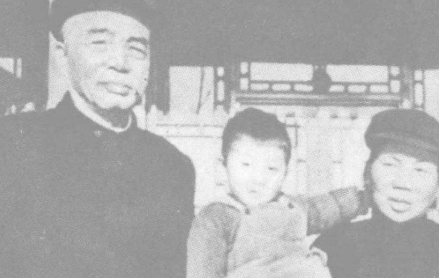 In 1955, when the whole army was awarded ranks, Peng Dehuai explained ...