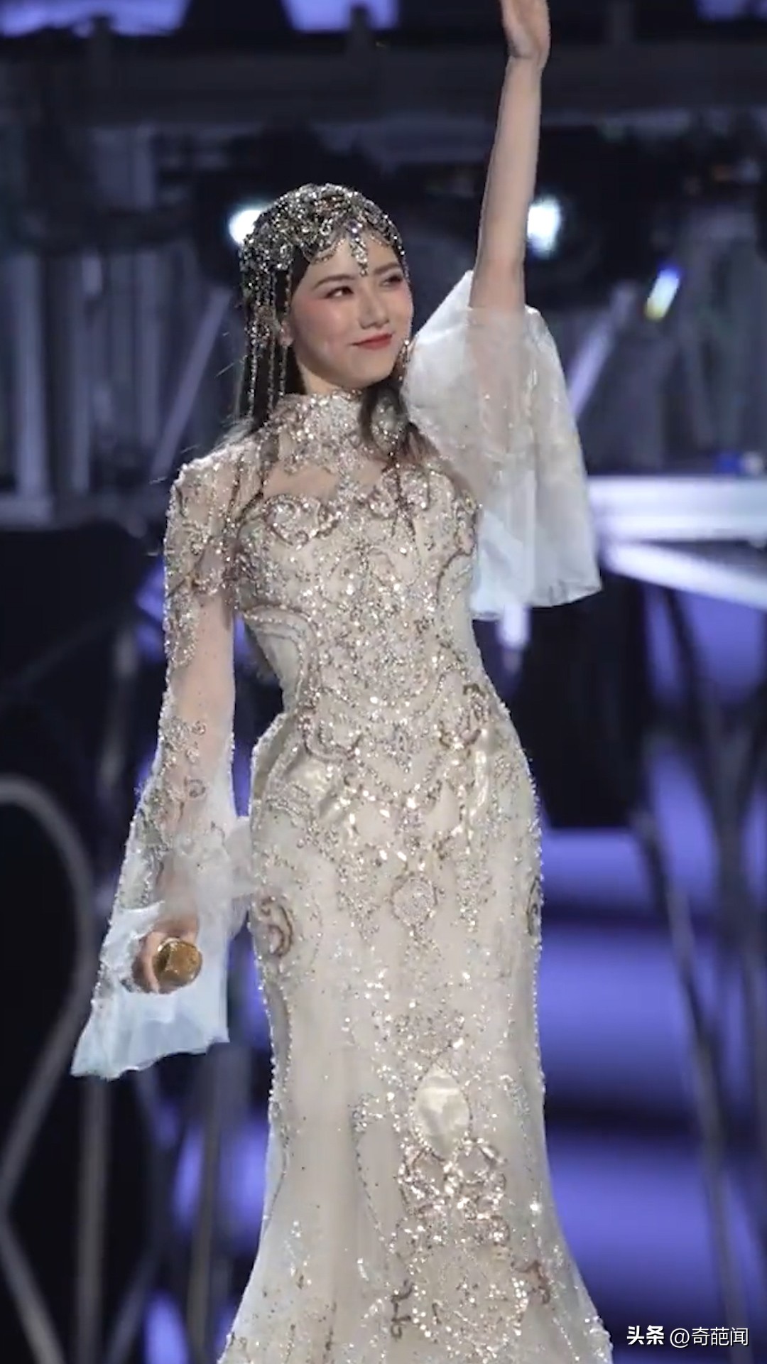 Amazing!Deng Ziqi's New Year's Eve party looks beautiful, wearing an ...