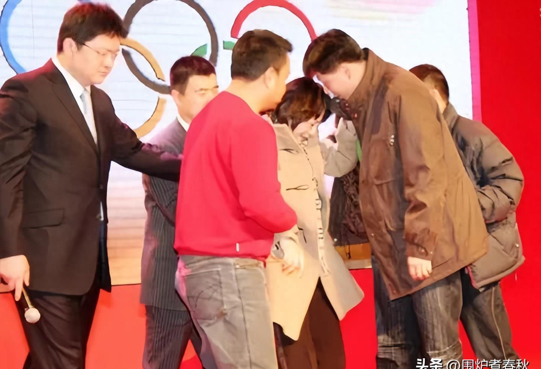 Hu Ziwei, who tore up a scumbag at a press conference 15 years ago ...