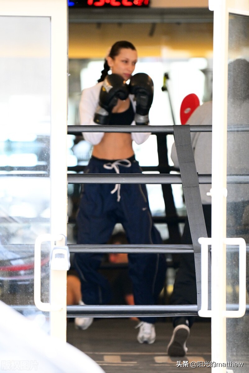 Bella Hadid appeared on the street after practicing boxing, wearing a ...
