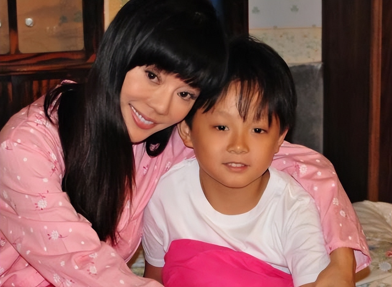 Looking back at how much the actress Di Ying doted on her son? She only ...
