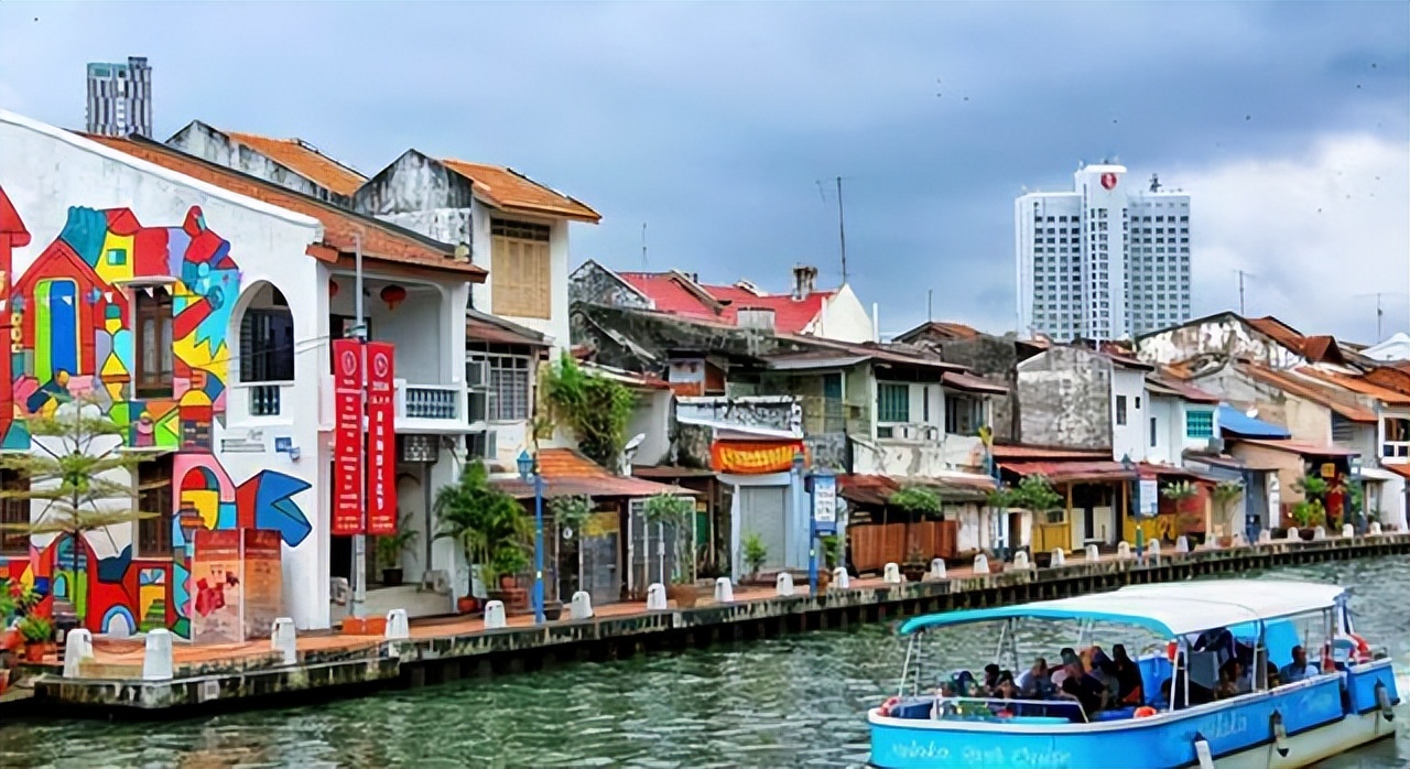 How did the city of Malacca become an important transit point for ...