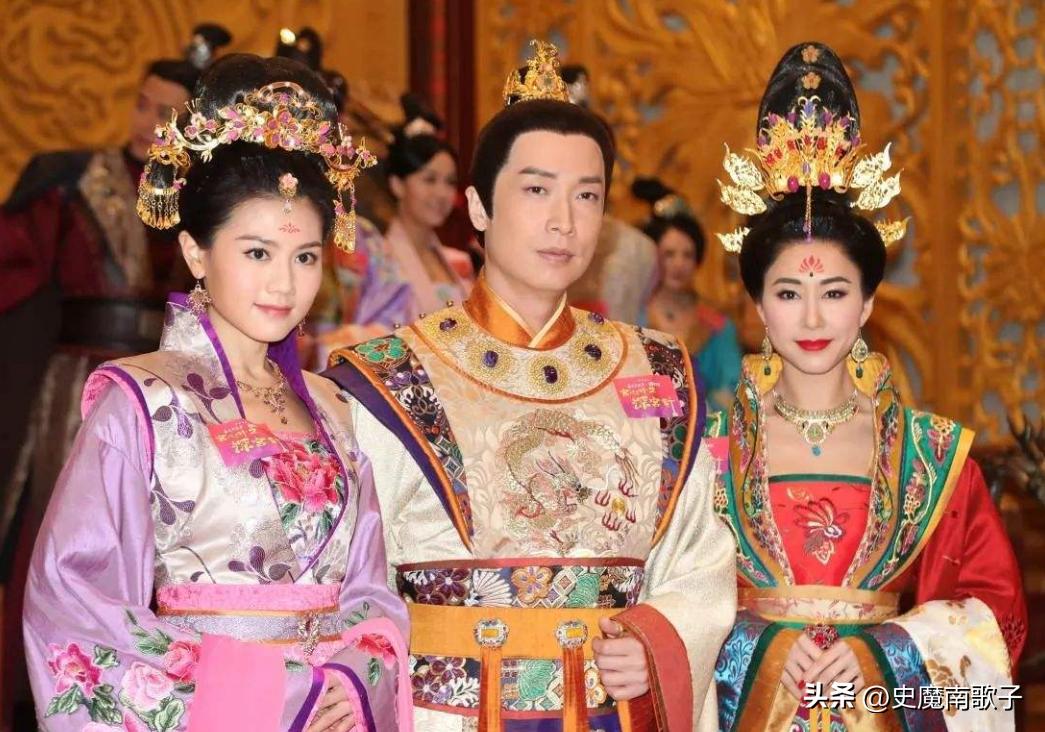 He likes to take "immortal medicine", fights all over the feudal towns ...