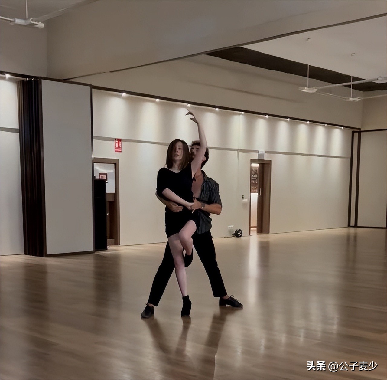 52-year-old Wang Lin appeared in Spain!Dancing with foreign little ...