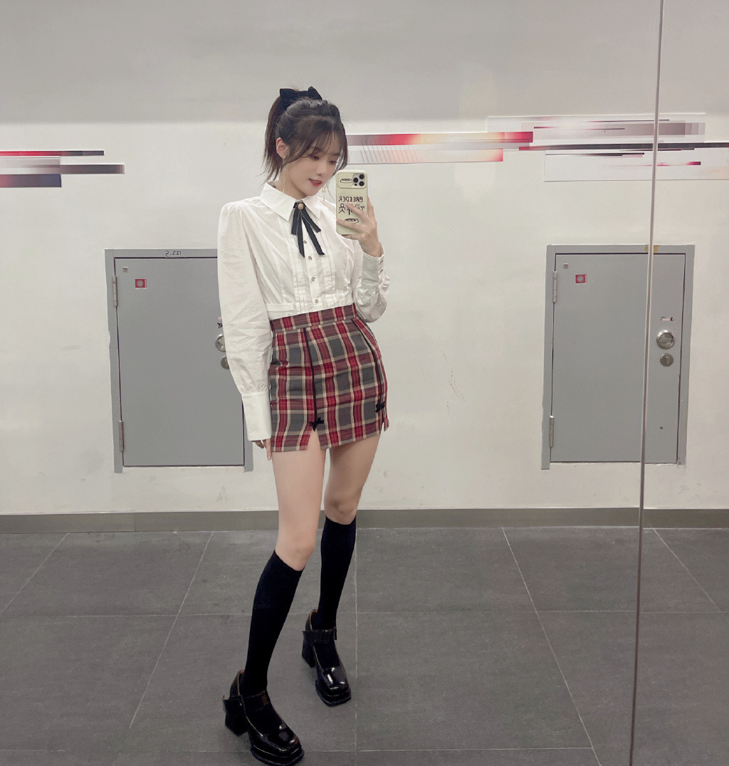 LPL beauty wears black socks, Lin Qiqi is cute and charming, Tong Xi is ...