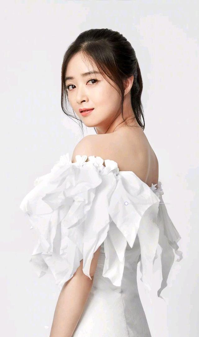 A real sexy stunner! 40-year-old Jiang Xin has a curvy figure that makes people unable to take ...