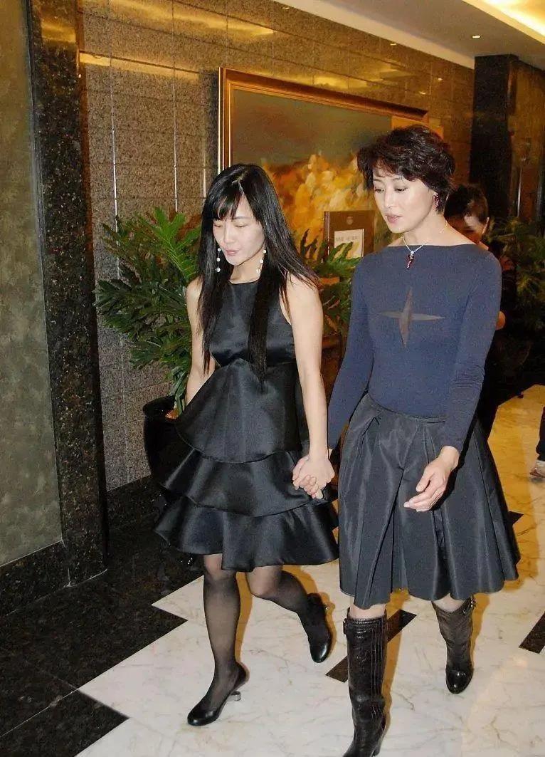 The beautiful woman next to her said to Liu Bei, "The transparent cross ...