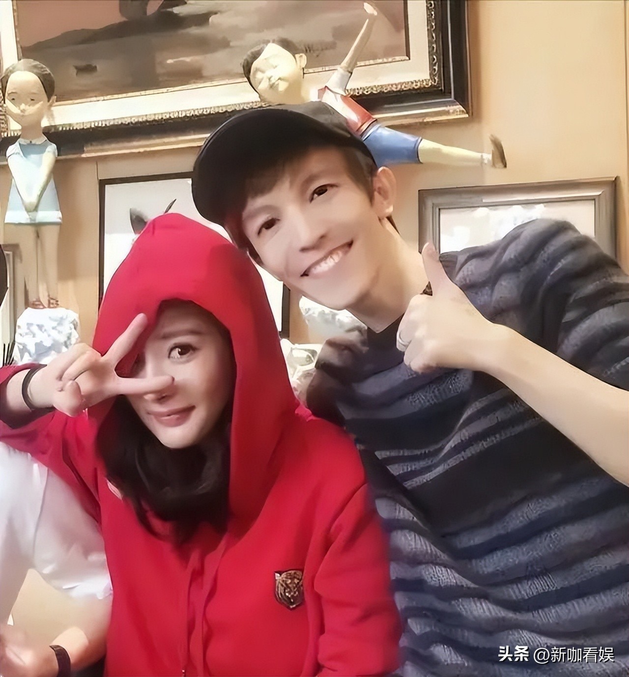 Good girlfriend?Guo Jingming and Yang Mi hook their shoulders on the ...