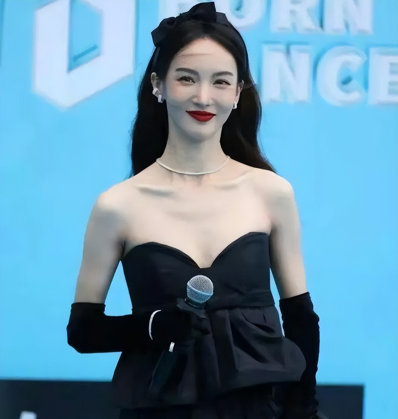 Thin ribs, chopstick legs, paper people, the "morbid aesthetics" in the ...