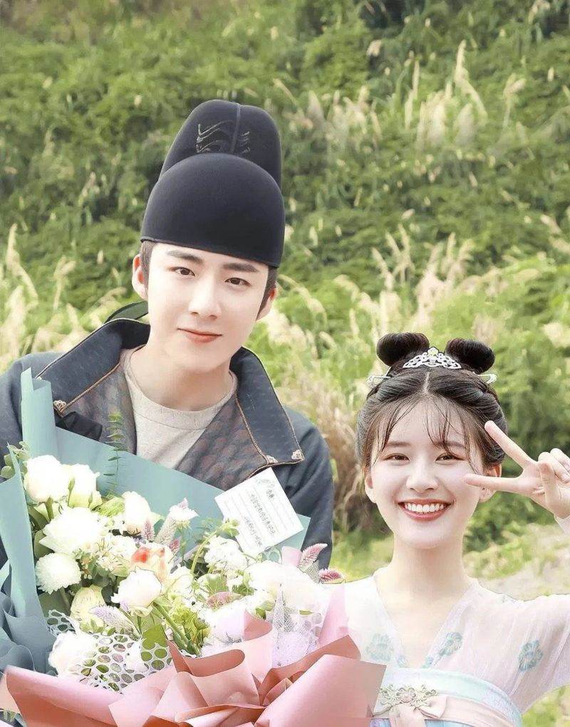 Liu Yuning and Zhao Lusi were picked up to watch fireworks at Disney? Foot forward and backward ...