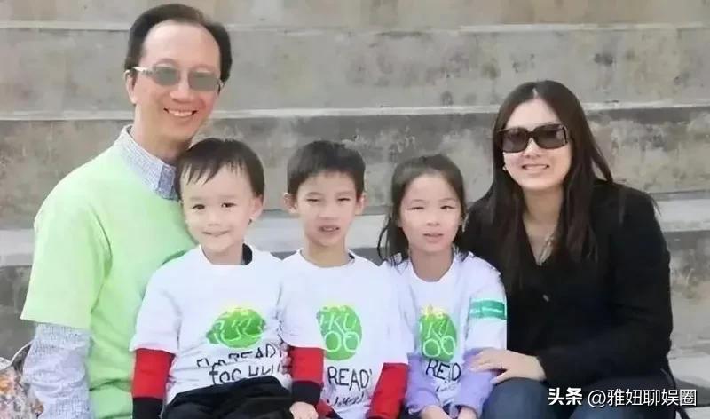 Fu Mingxia and her husband Liang Jinsong go shopping and sweep goods ...