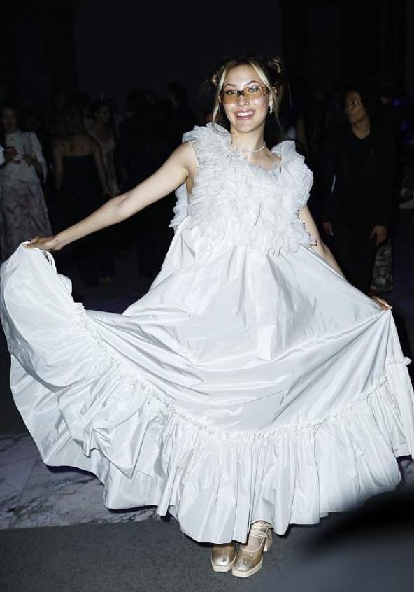 Gu Ai with perfect figure is messy and dressed in a sleeveless dress ...