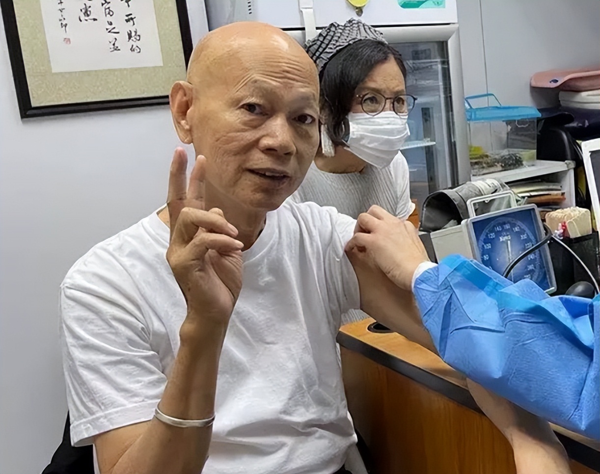 76-year-old Luo Jiaying appeared in a mainland hospital, wearing a down ...