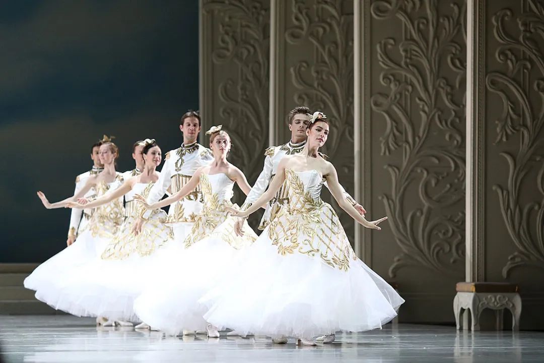 The first conductor in the history of music to record the complete ...