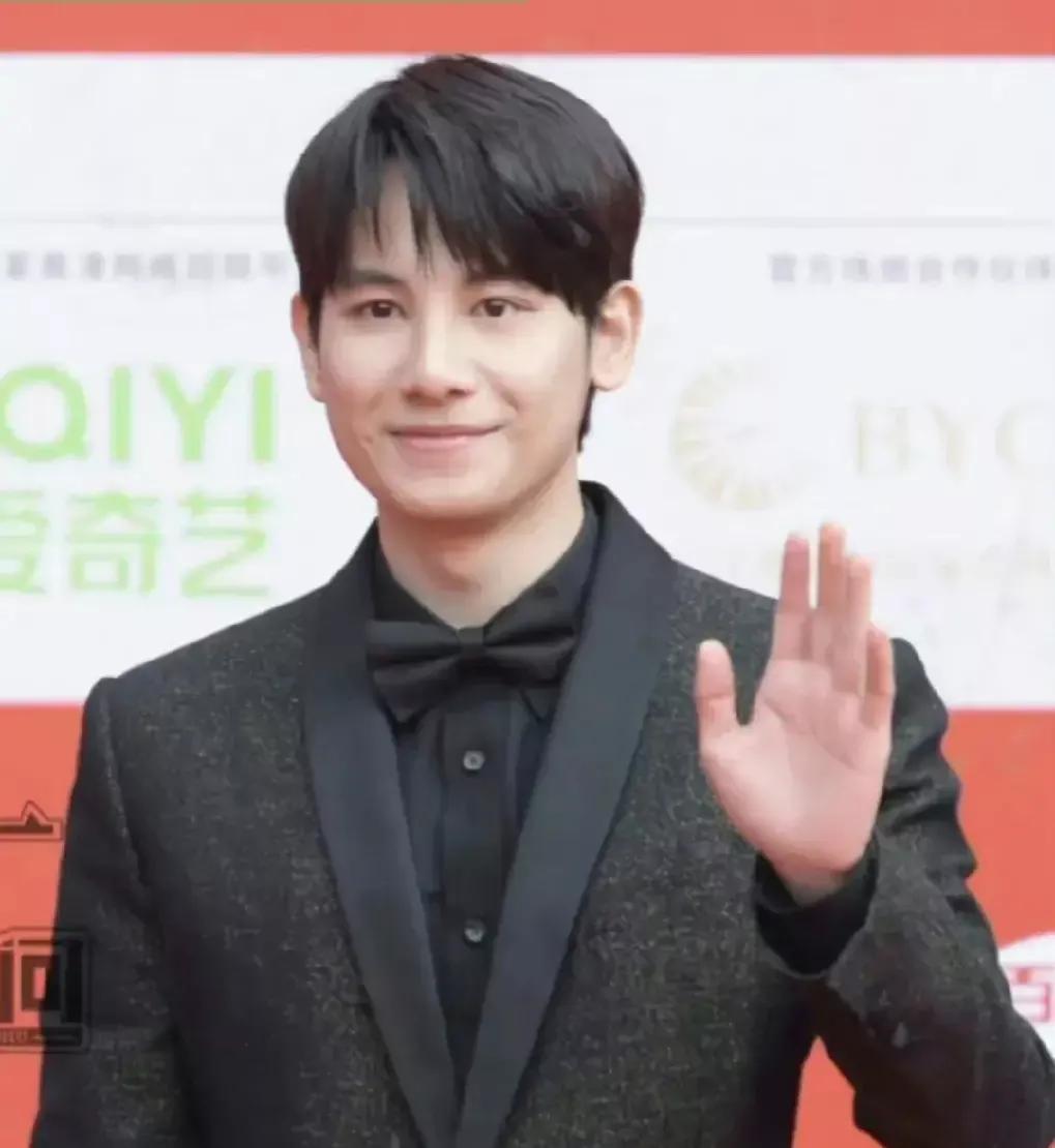 Hu Xianxu and Zhang Zifeng walked the red carpet. When the camera ...