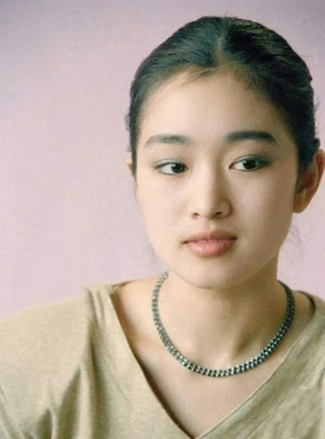 10 Female Celebrities With Flat Faces, But More and More - iNEWS