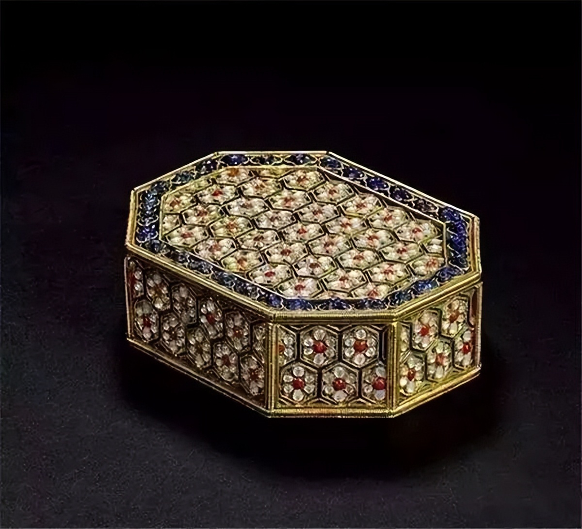 The rouge box in the East is antique, the cosmetic box in the West is ...