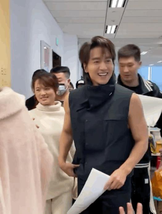 46-year-old Jerry Yan wore a sleeveless dress to sweep the building ...