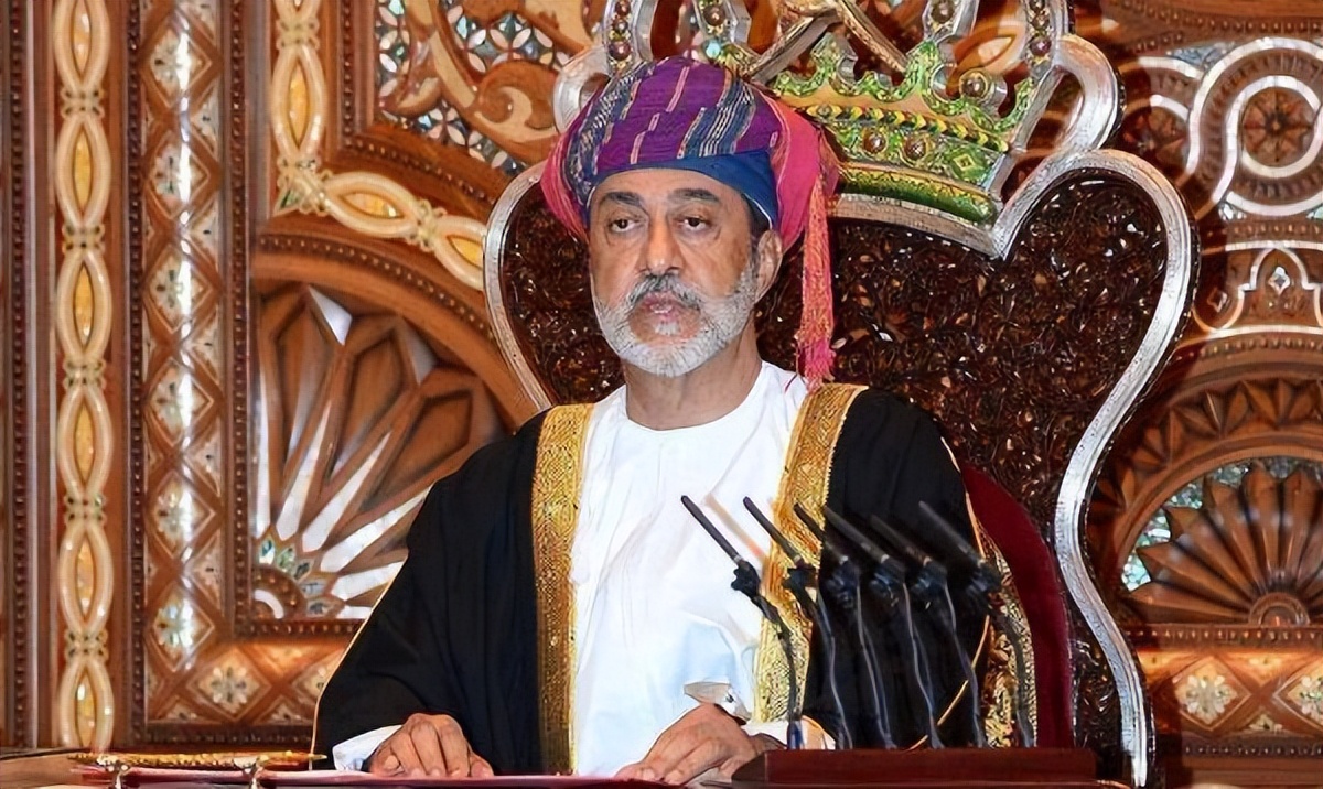 How did Oman's sultanate system affect the country's historical ...