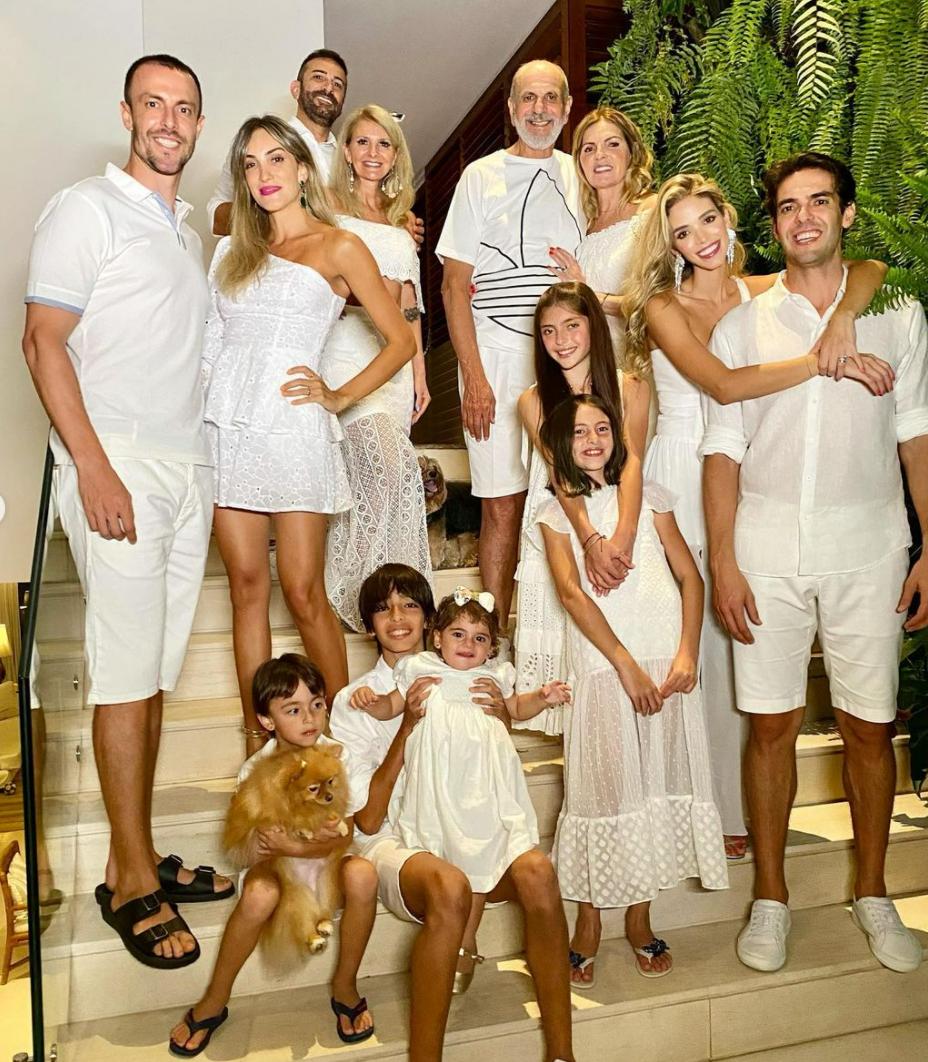 Brazilian superstar Kaka posted a family portrait of 13 members of the ...