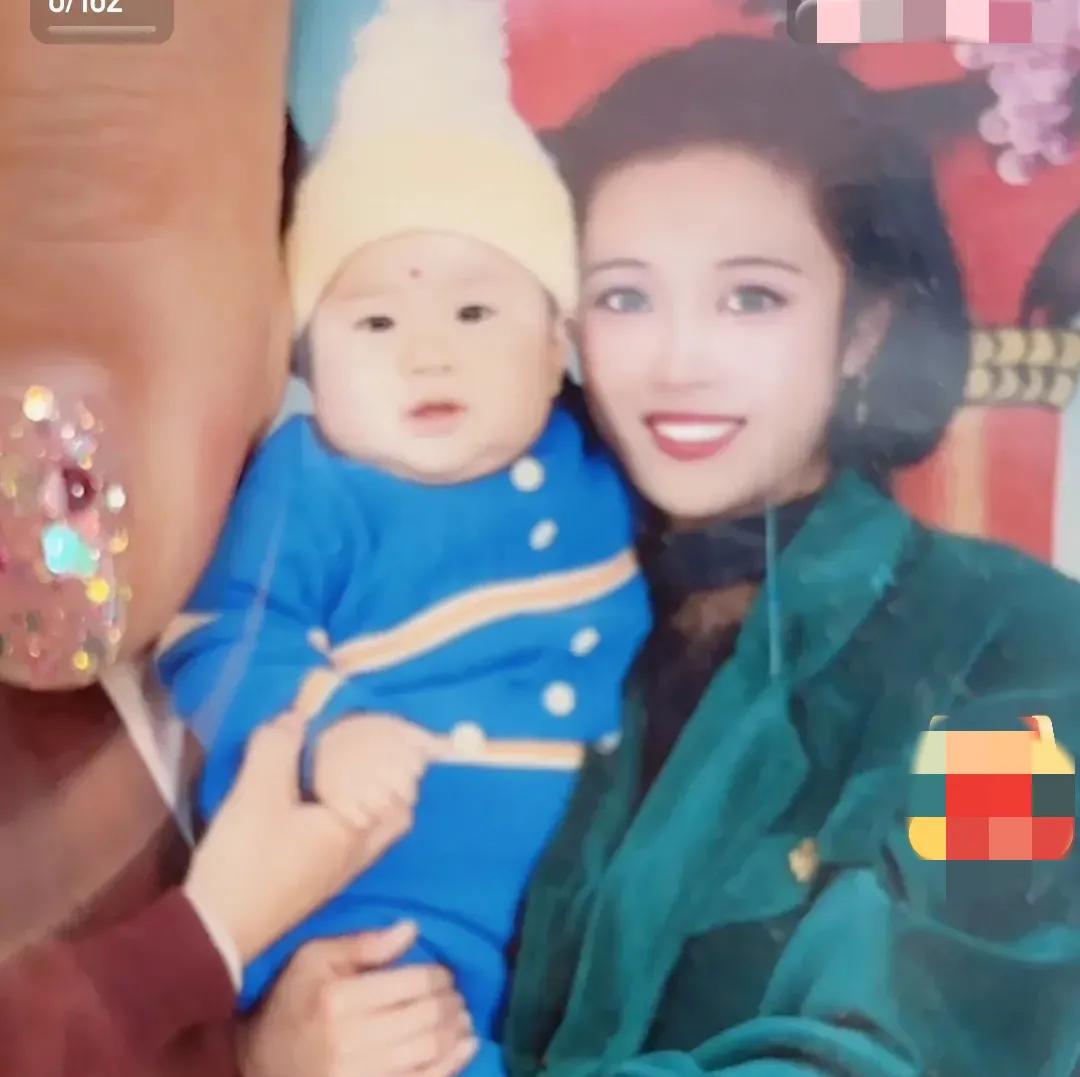 Wen Meiling took a group photo with Wang Liang. When she was young, she ...