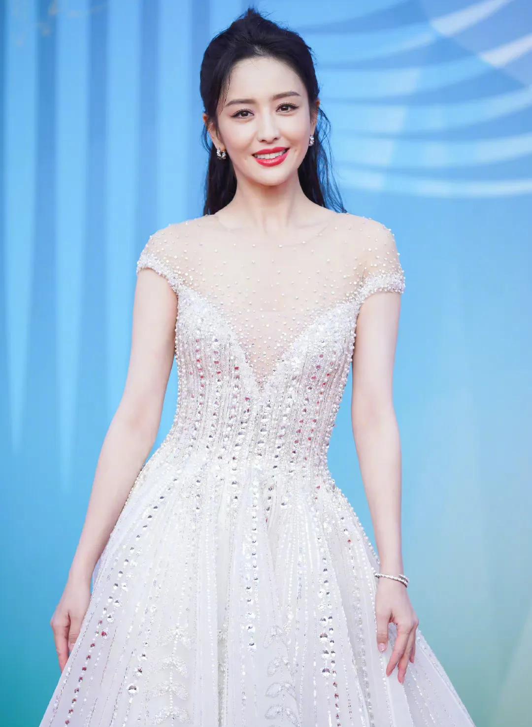 Tong Liya Simple, generous, intellectually beautiful - iNEWS