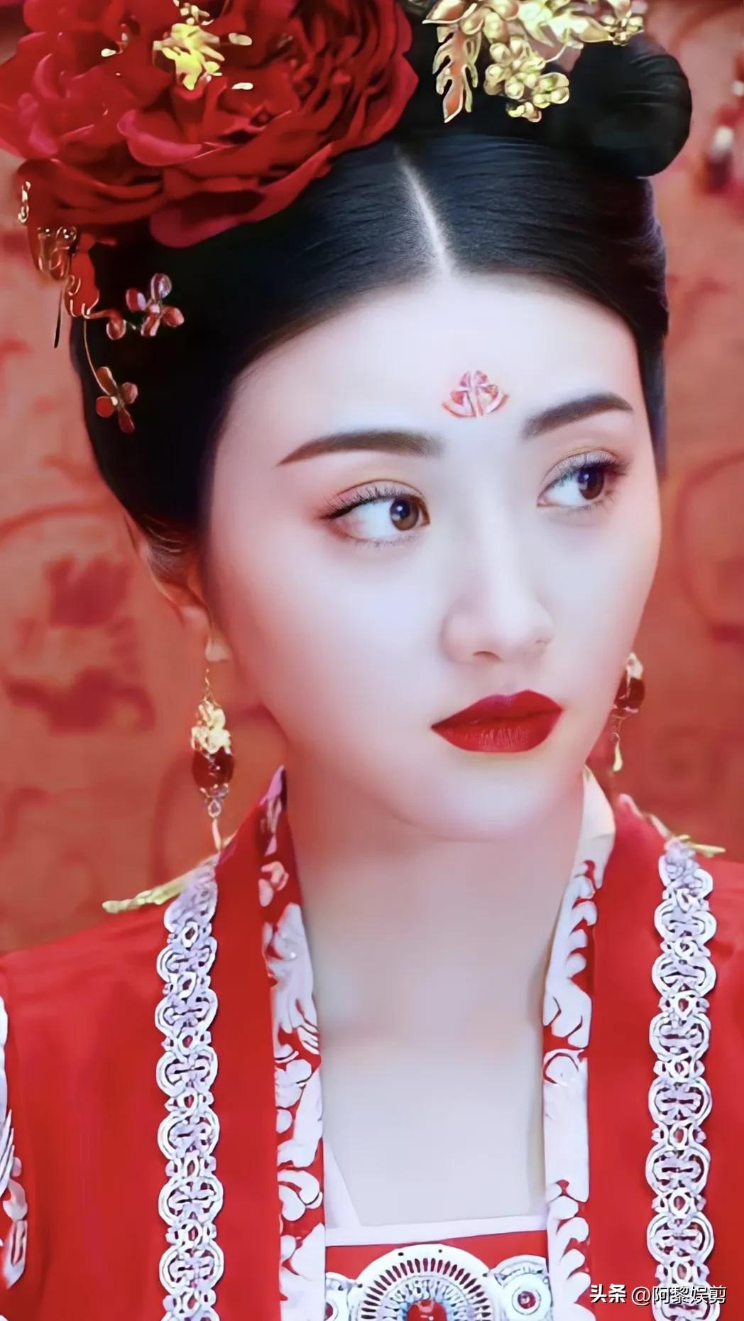 Jing Tian: Pink makeup and jade carving, Chang'e in the moon - iNEWS