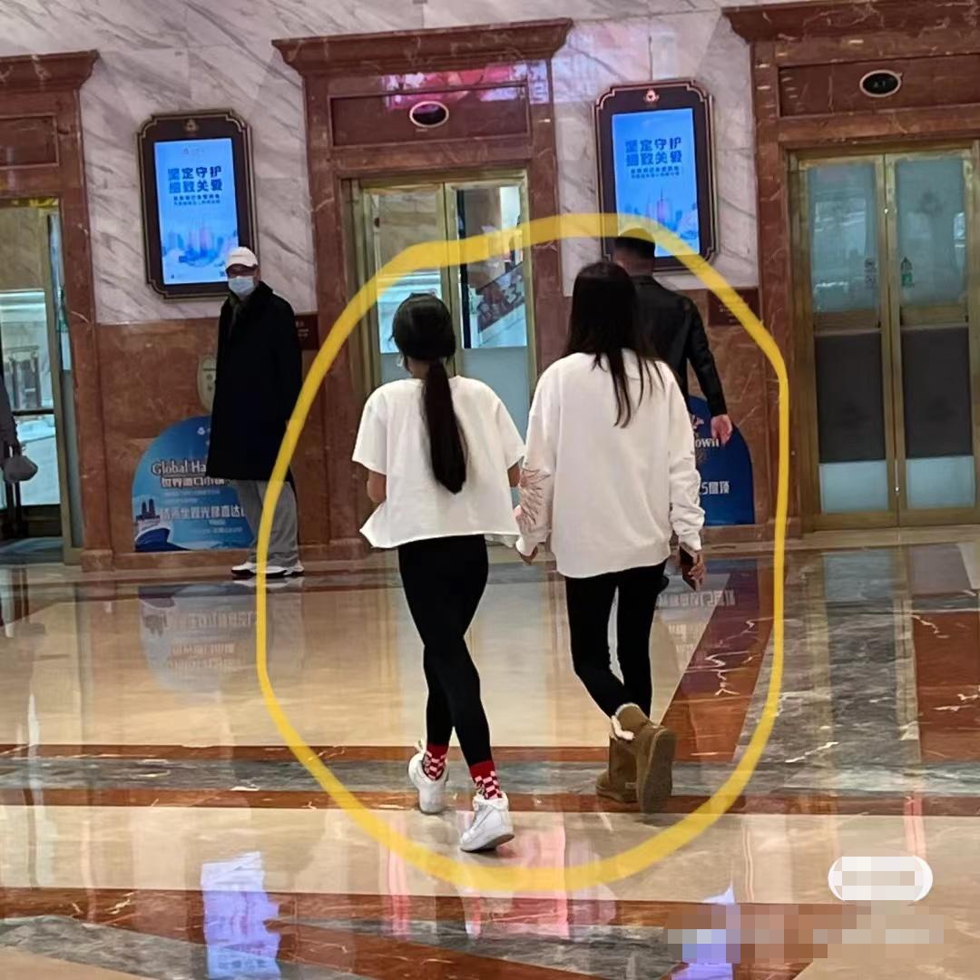 Lin Ruiyang strolled around the mall with his wife and daughter ...